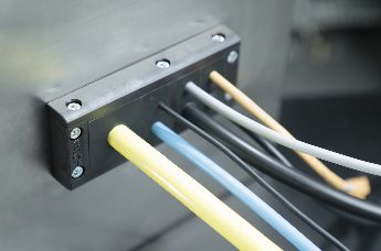 Piastra passacavi divisibile per la quadristica e altre industrie